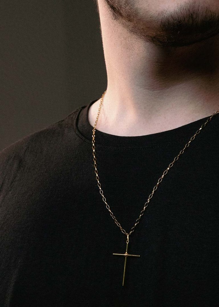Como usar joias de ouro masculinas